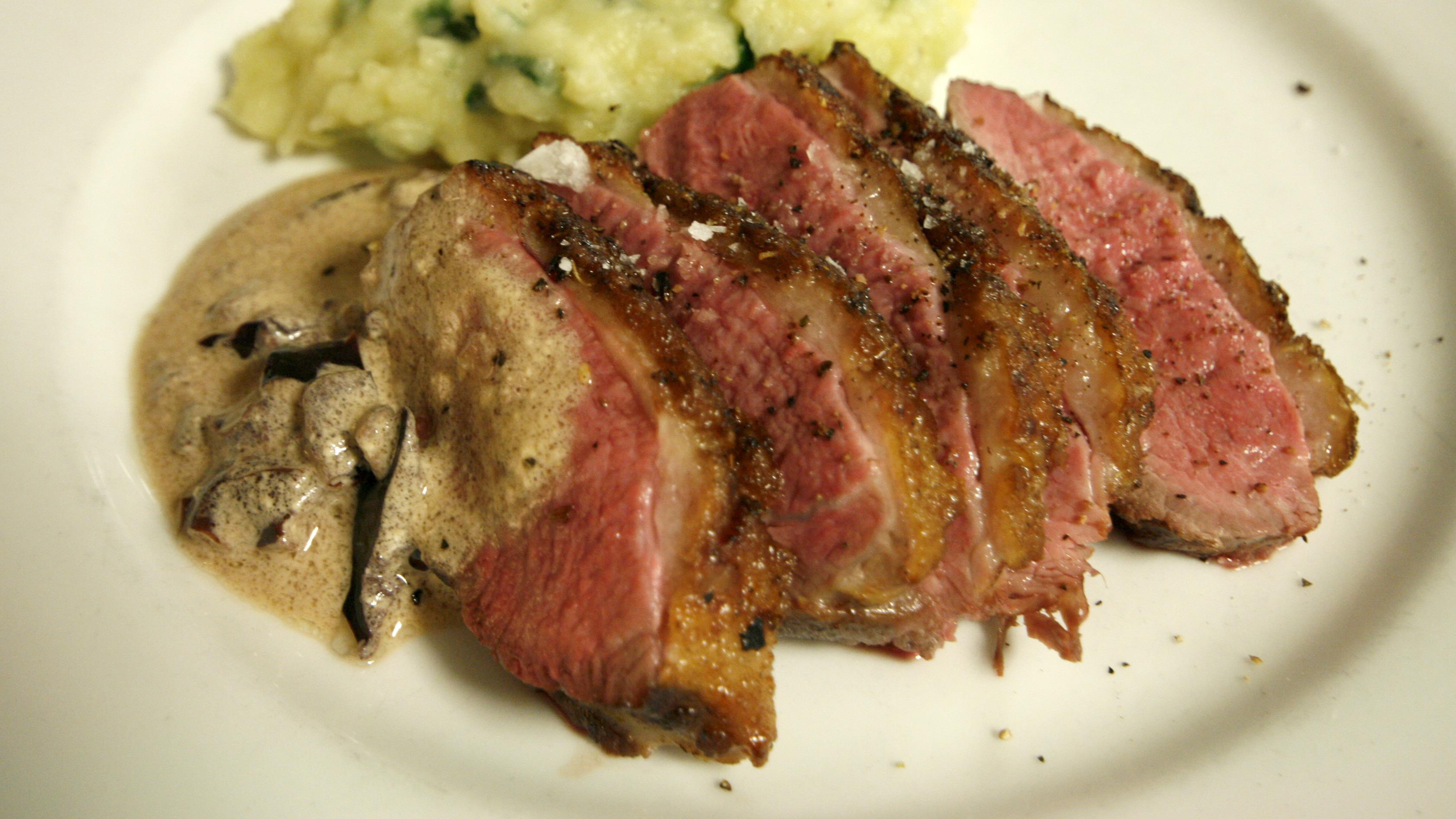 Sprøstekt andebryst med olivensjy | Lyden av Norge