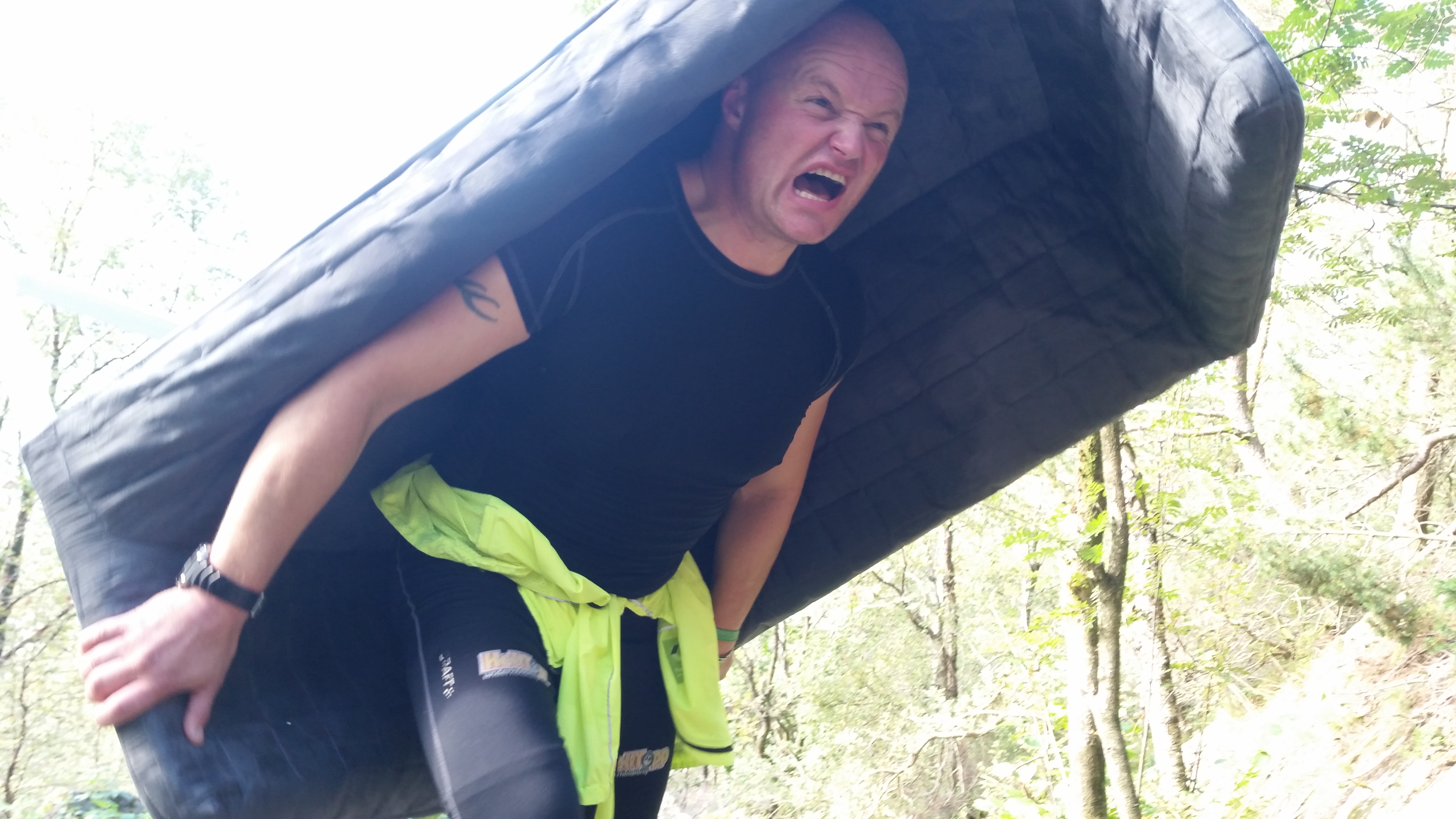 Her bærer han med seg en sofa opp en av verdens bratteste trapper ...